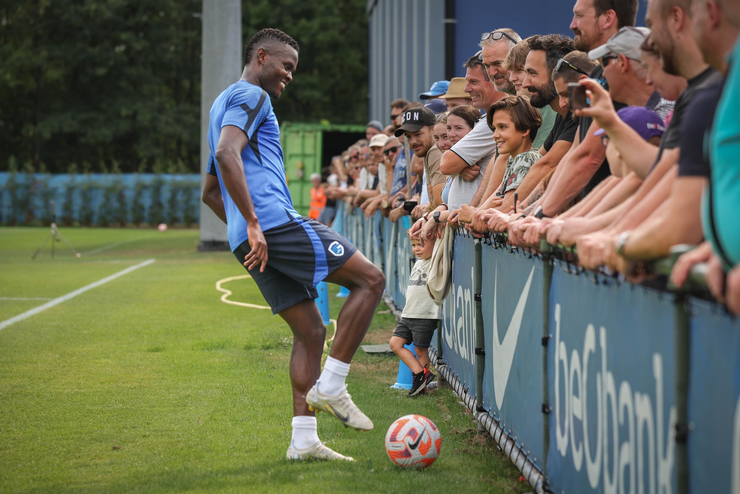De blijde terugkeer van publiekslieveling Ally Samatta: “Je merkt aan alles, hij is weer thuis ...